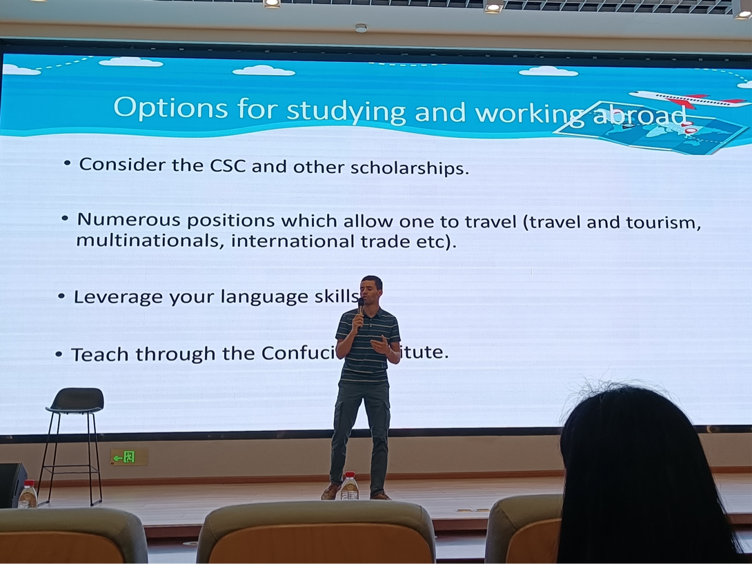 外教Lewis Morton应邀为成都理工大学宜宾校区 举办英语讲座和英语口语沙龙-成都理工大学外国语学院